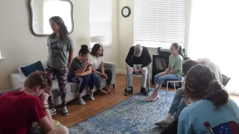 How to Play Mafia: Rules to Play With and Without Cards