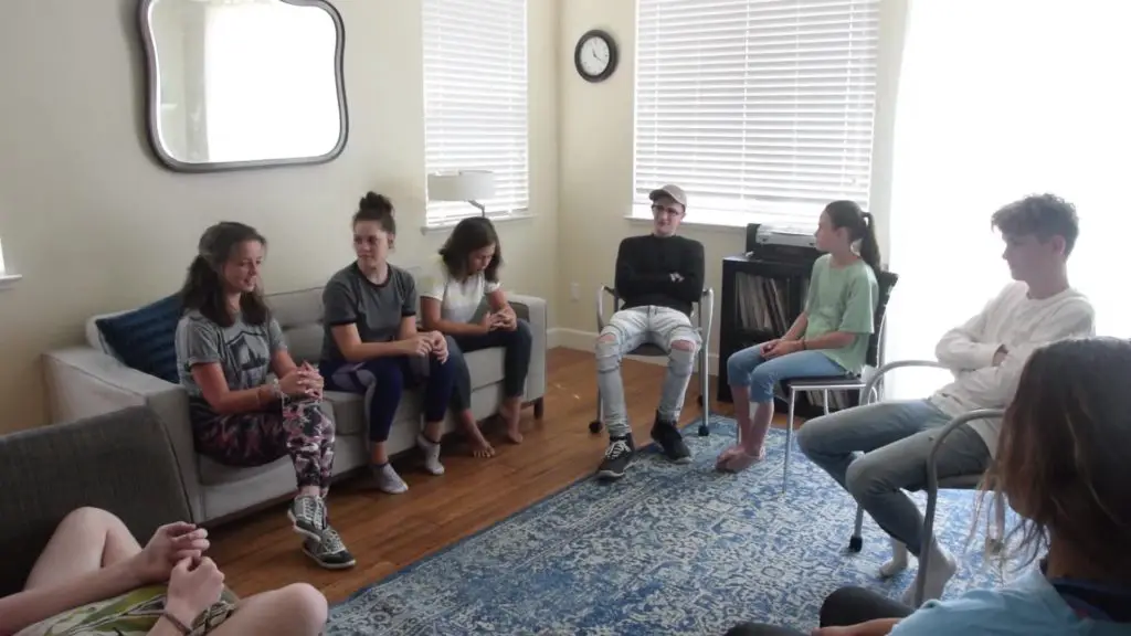 How to Play Mafia: Rules to Play With and Without Cards